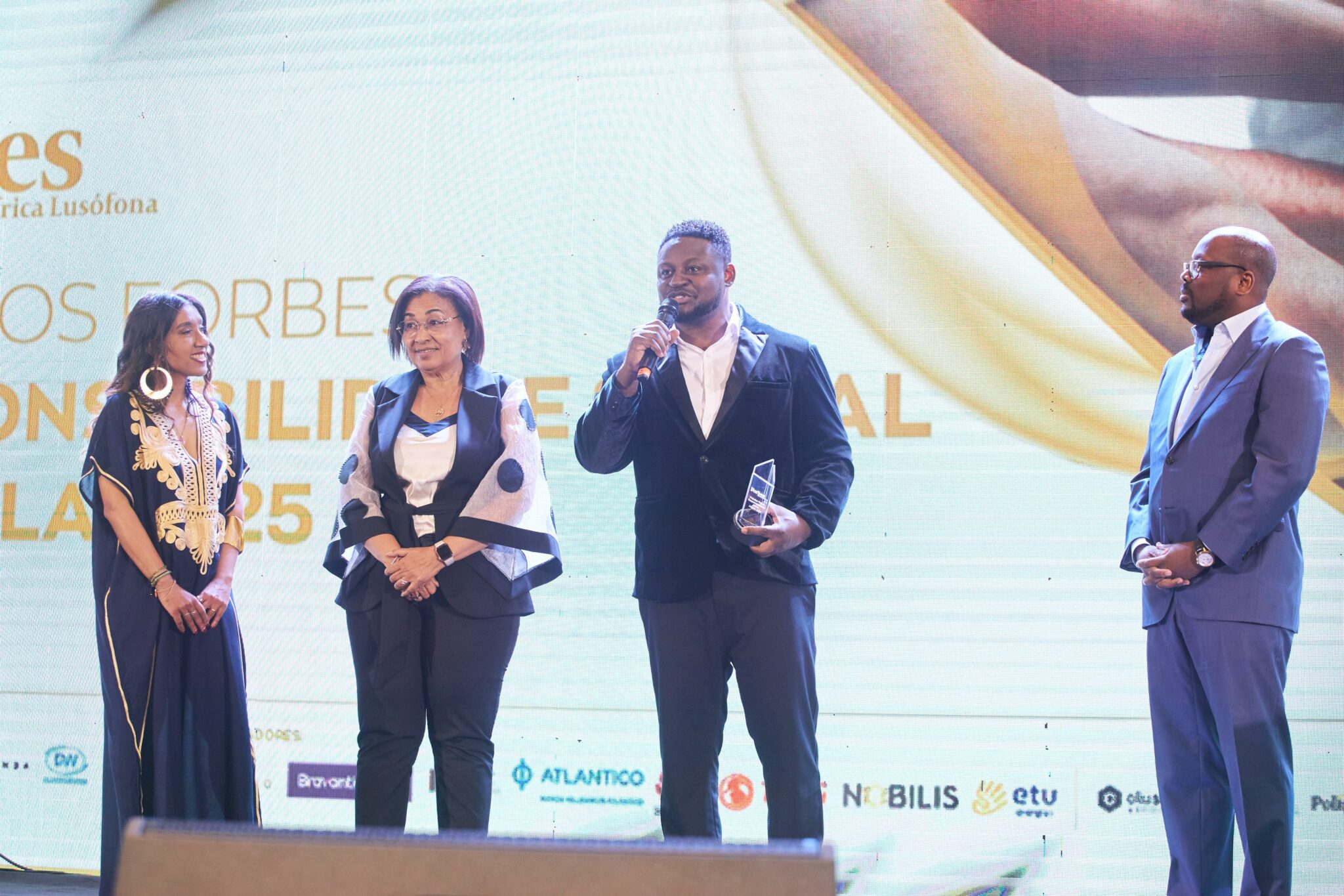 Músico angolano Matias Damásio distinguido como “Individualidade ...